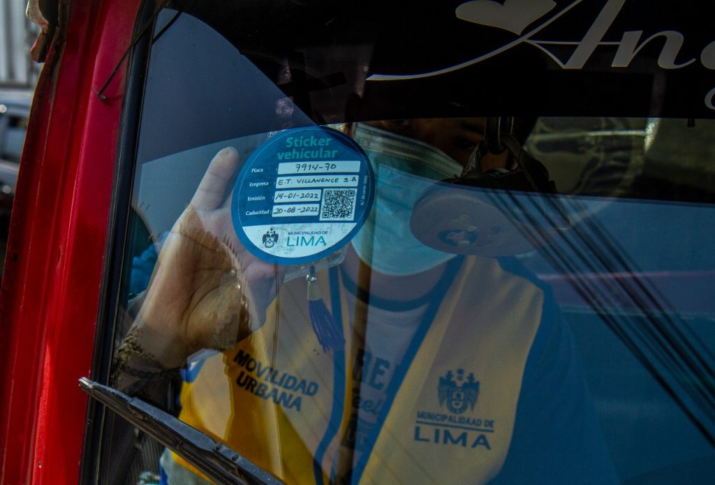 MML coloca stickers con código QR a mototaxis formales - El Men