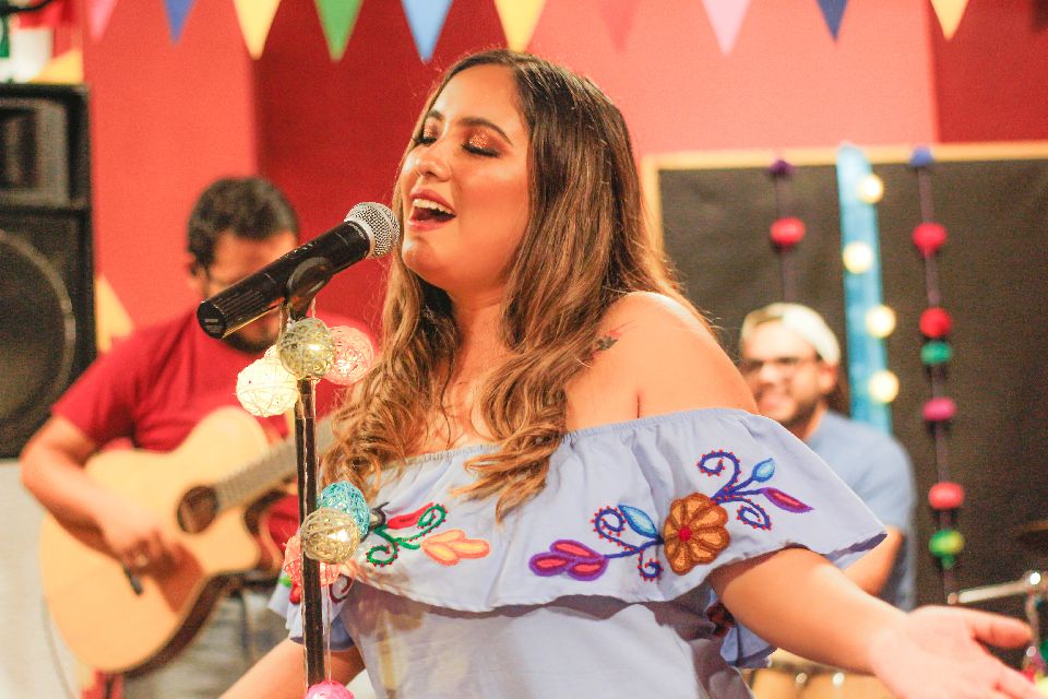 (VIDEO) Daniela Prado lanza su versión andina de ‘Como la flor’ - El Men
