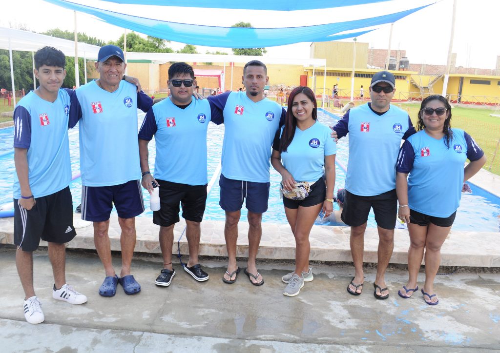 Profesores se juntan para brindar clases de natación con inclusión - El Men