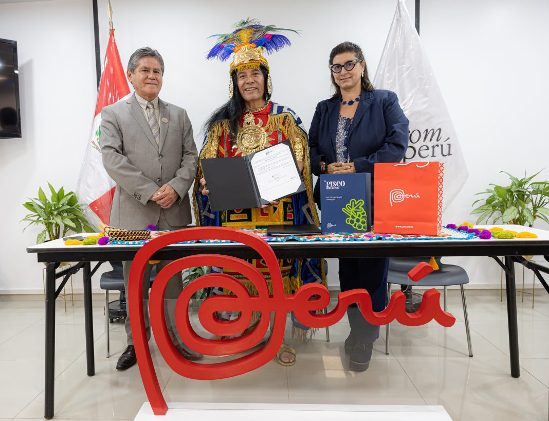 PROMPERÚ otorga la Marca Perú al artista César Villalobos por su ...